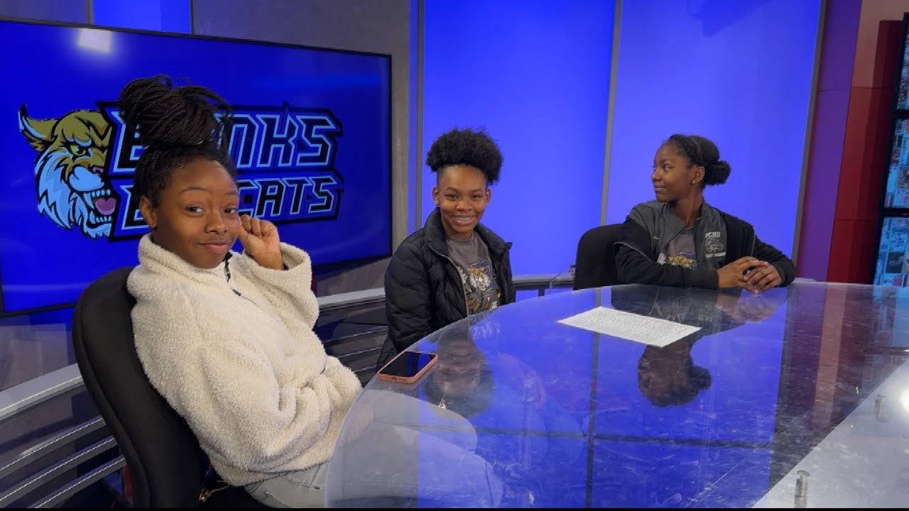 Banks School journalism students visit TrojanVision studio - TrojanVision