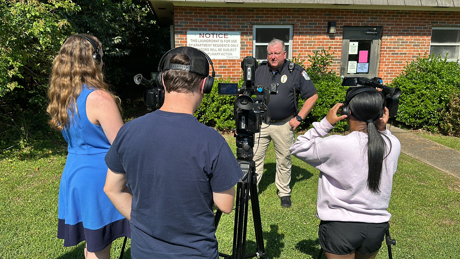 Student journalists report at simulated crime scene - TrojanVision