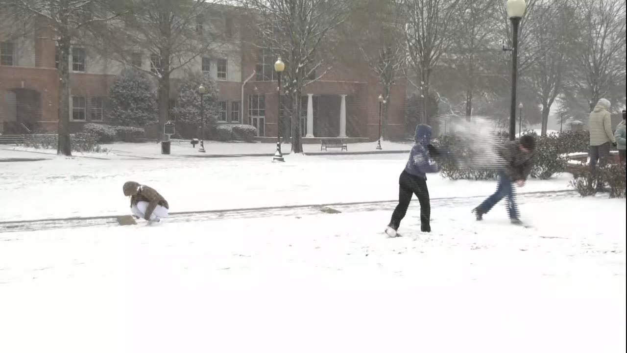 Students enjoy campus snow day - TrojanVision