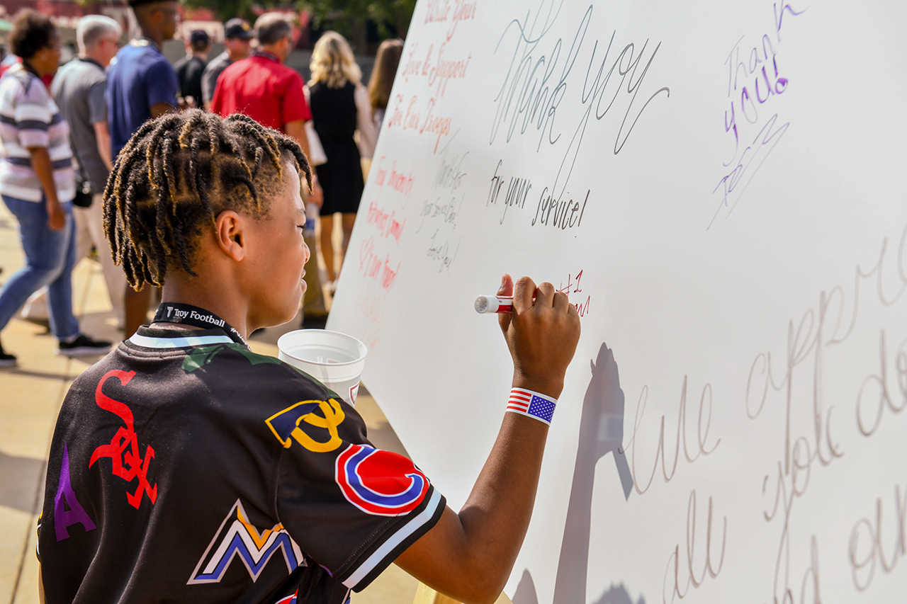 Trojan fans show support for military - Troy Today