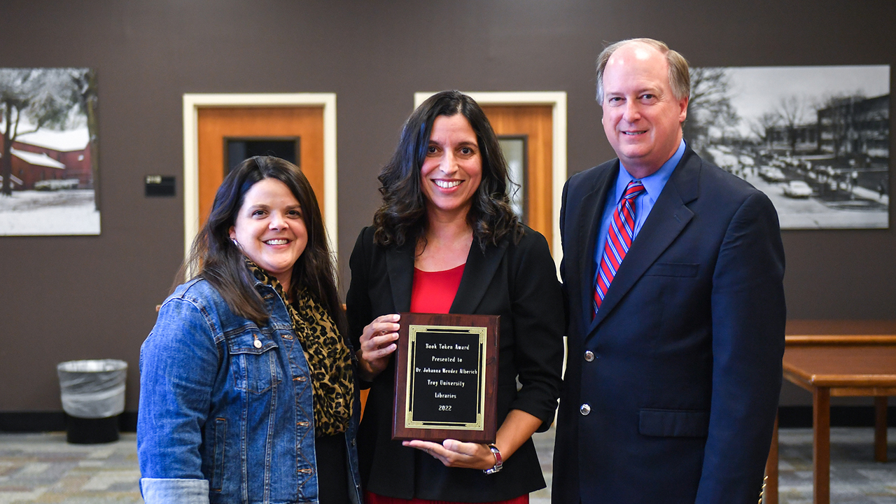 Alberich receives Troy University’s Book Token Award - Troy Today