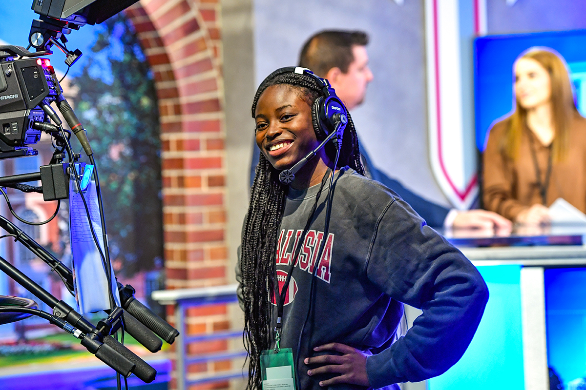 Visiting students learn about journalism from industry professionals ...