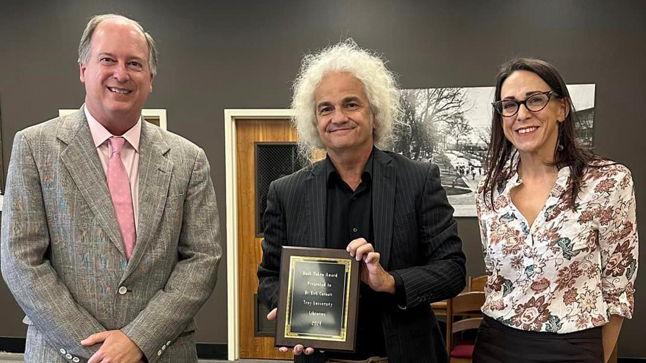 Curnutt receives Troy University’s Book Token Award - Troy Today